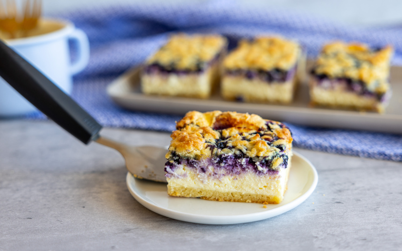 Schwarzbeer Topfen Streuselkuchen - Backen mit Christina